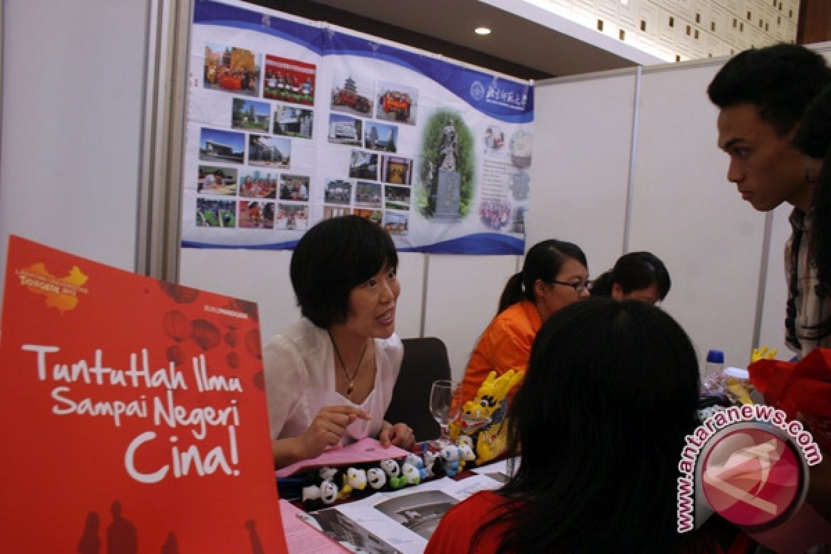 Pameran awatan Universitas Tiongkok 2012 - ANTARA News Yogyakarta ...