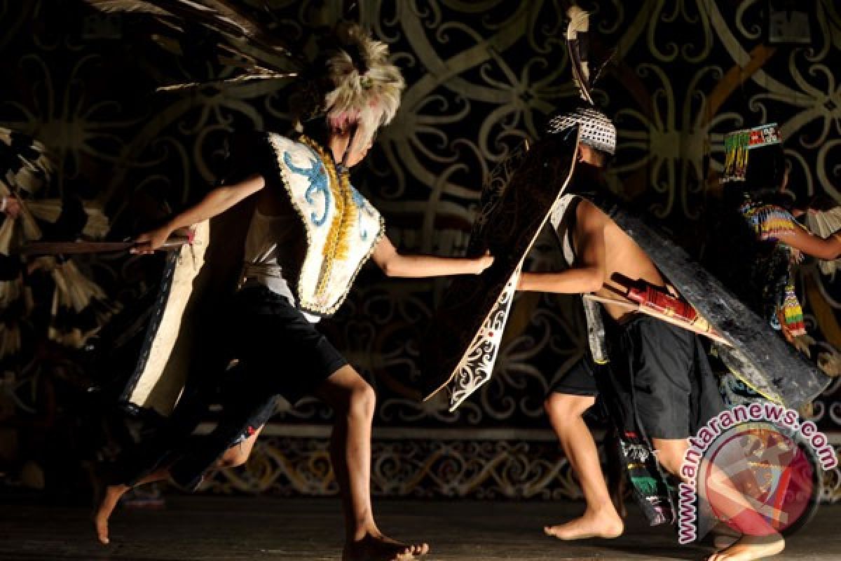 Tari Perang Dayak - ANTARA News