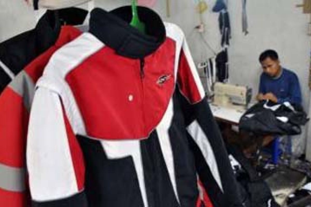 PRODUKSI JAKET MOTOR - ANTARA News Bali
