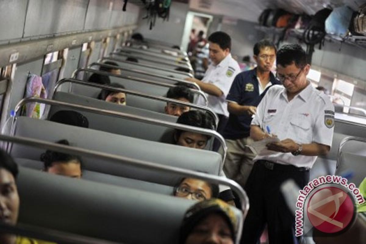 Arus Mudik Kereta Api - ANTARA News