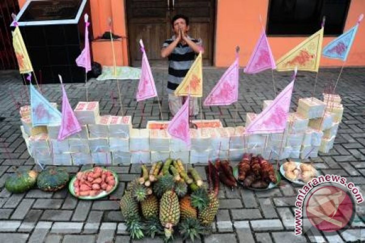 Sembayang Arwah atau Cit Gwee Pua - ANTARA News Kalimantan Barat