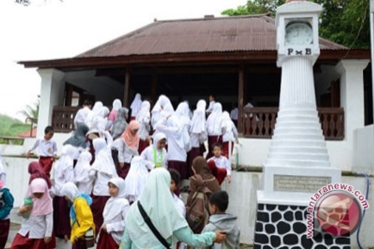 Makam raja-raja Imogiri ramai dikunjungi wisatawan - ANTARA News ...