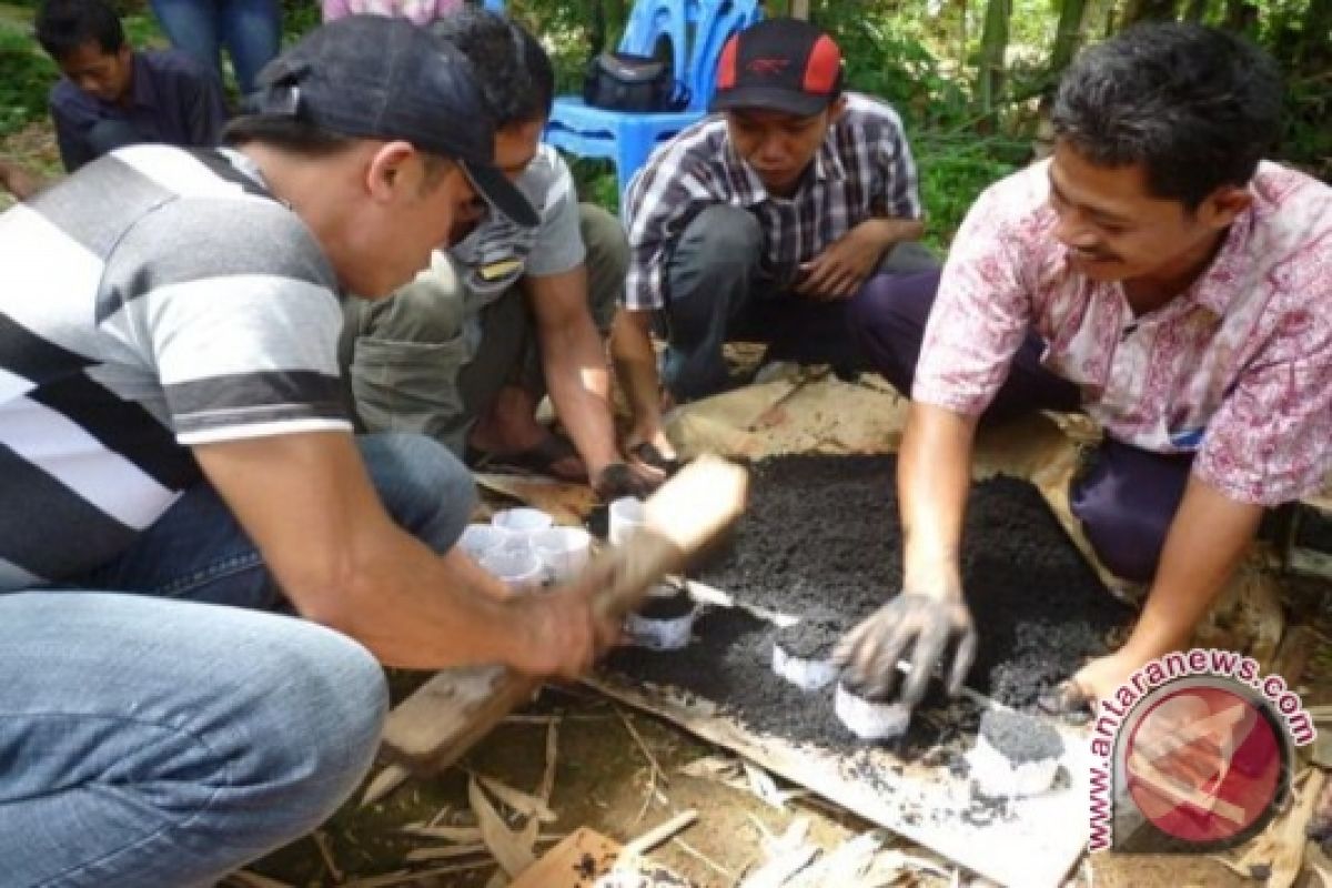 Warga Lebong daur sampah jadi briket arang - ANTARA News Bengkulu Warga Lebong daur sampah jadi briket arang - ANTARA News Bengkulu