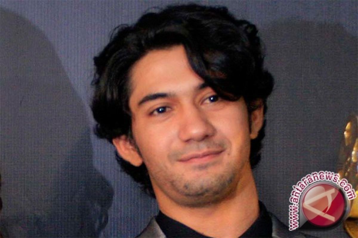 Peduli penderita TBC, Reza Rahadian kampanye #PeduliKitaPeduliTBC ...