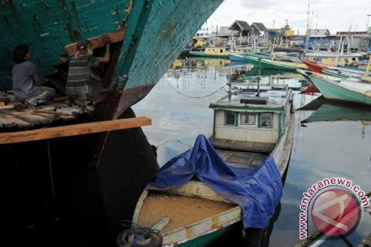 Perbaiki Kapal Kayu - ANTARA News