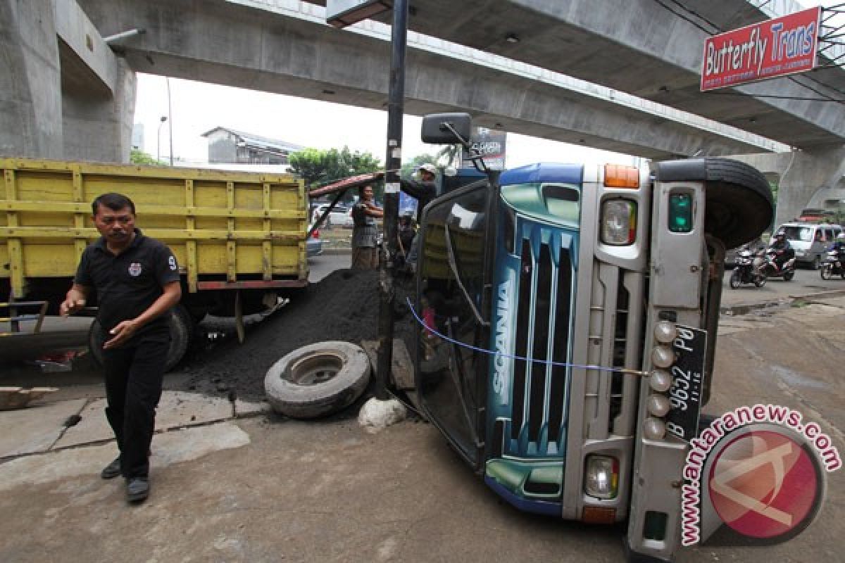 Truk Terbalik - ANTARA News