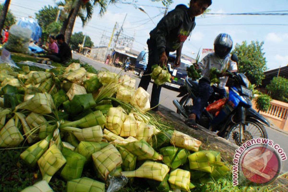 Berebut ketupat qunutan pada pertengahan Ramadhan - ANTARA News