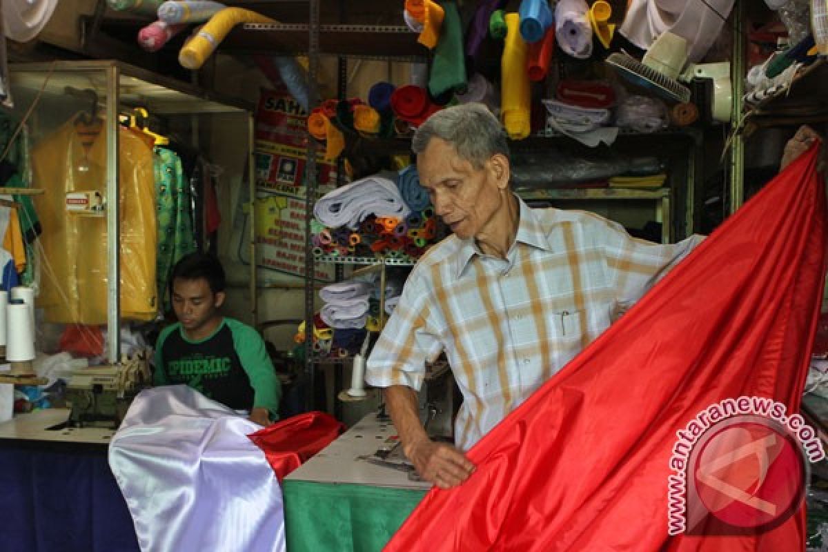 Pengrajin Bendera Merah Putih - ANTARA News Pengrajin Bendera Merah Putih - ANTARA News