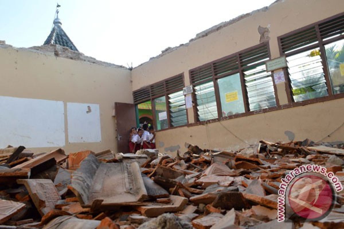 Gedung SD Runtuh - ANTARA News