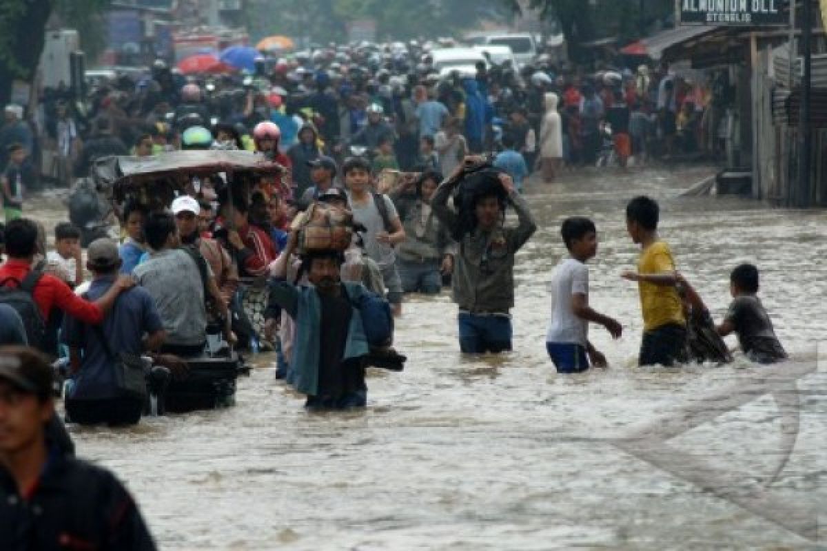 Ribuan Warga Karawang Mengungsi Akibat Banjir - ANTARA Sumatera Barat