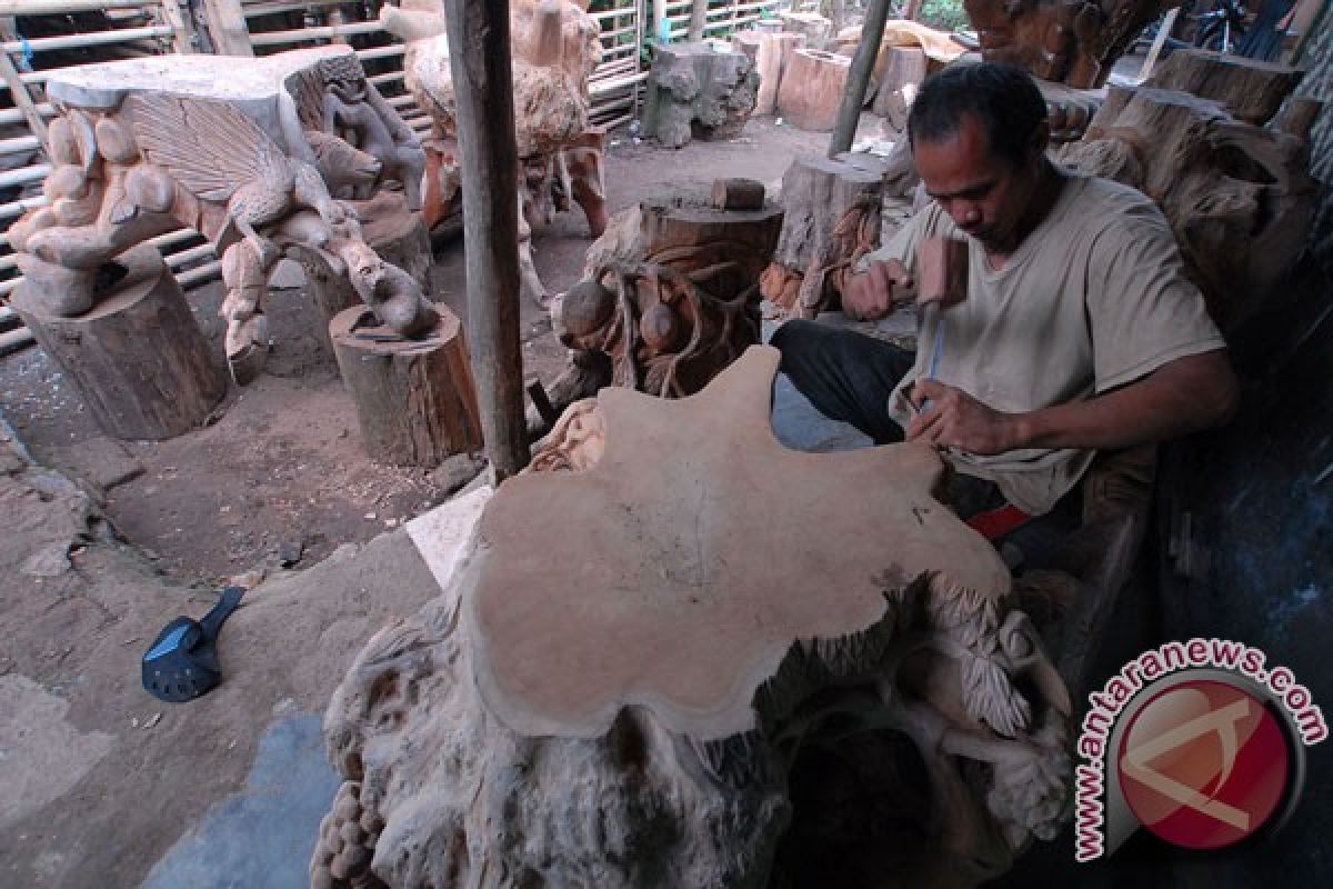 Perajin Ukir Akar Pohon Jati - ANTARA News