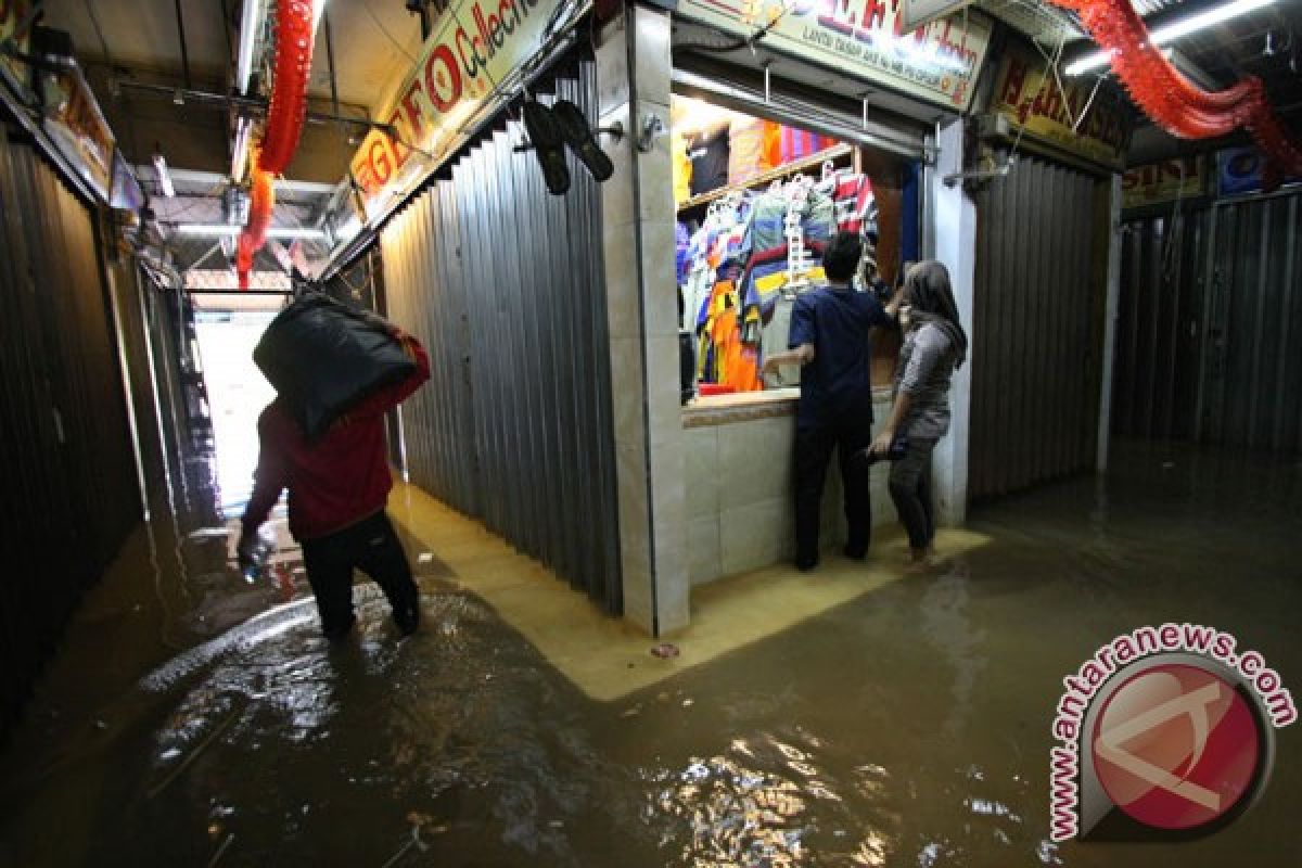 Pasar Cipulir Terendam Banjir - ANTARA News