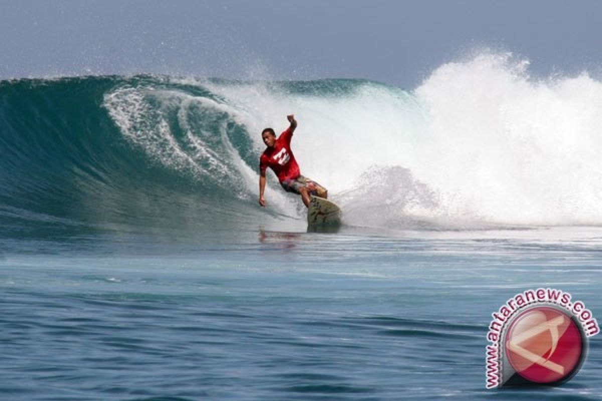 Selancar - Peselancar Mancanegara Ikut Kompetisi Aceh Surfing ...