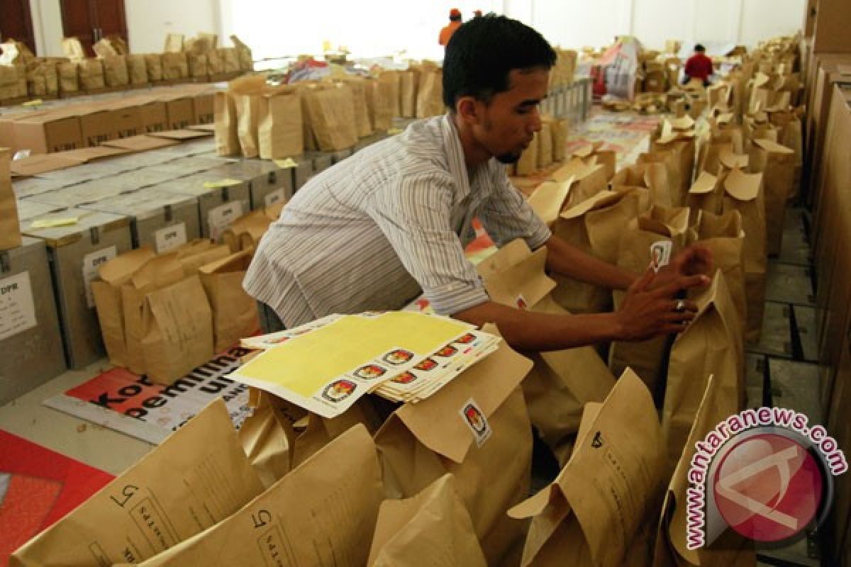 Pembagian formulir model C-6 diselipi stiker caleg - ANTARA News Pembagian formulir model C-6 diselipi stiker caleg - ANTARA News