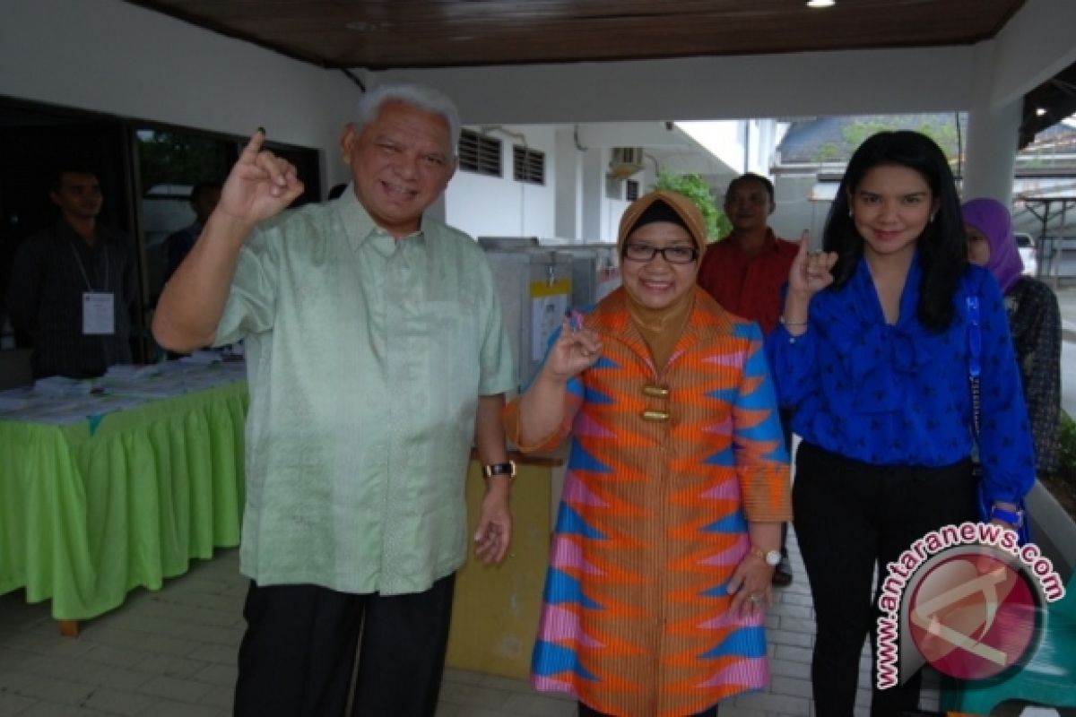 Gubernur Tinjau Sejumlah TPS - ANTARA News Kalimantan Timur