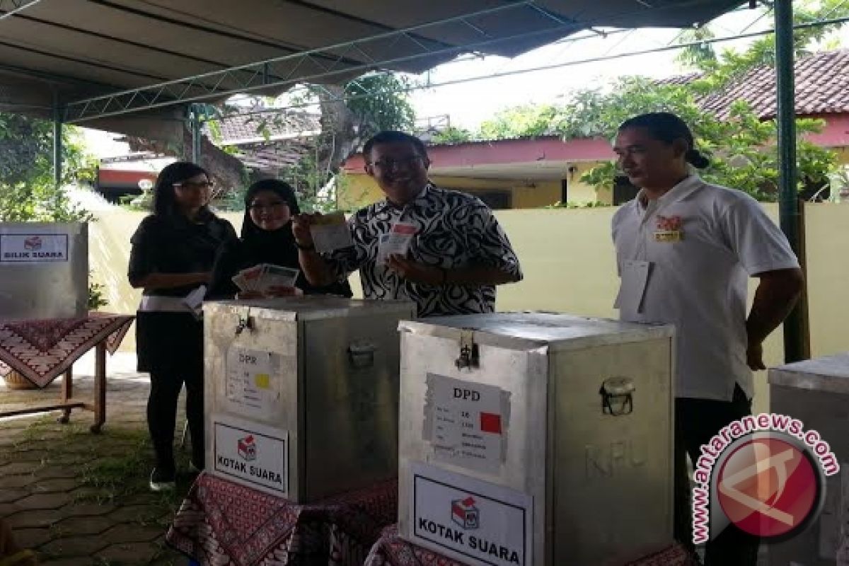Wali Kota Yogyakarta bersepeda ke TPS - ANTARA News Yogyakarta - Berita ...