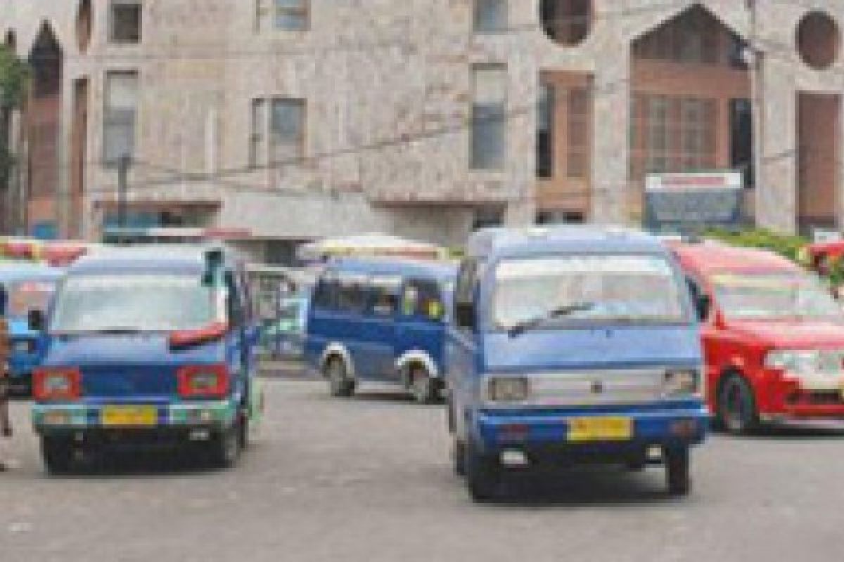 Kelangkaan BBM Picu Angkot Tak Beroperasi - ANTARA Sumbar