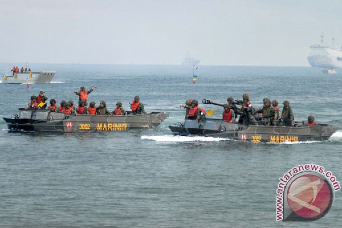 Pendaratan Howitzer Marinir - ANTARA News