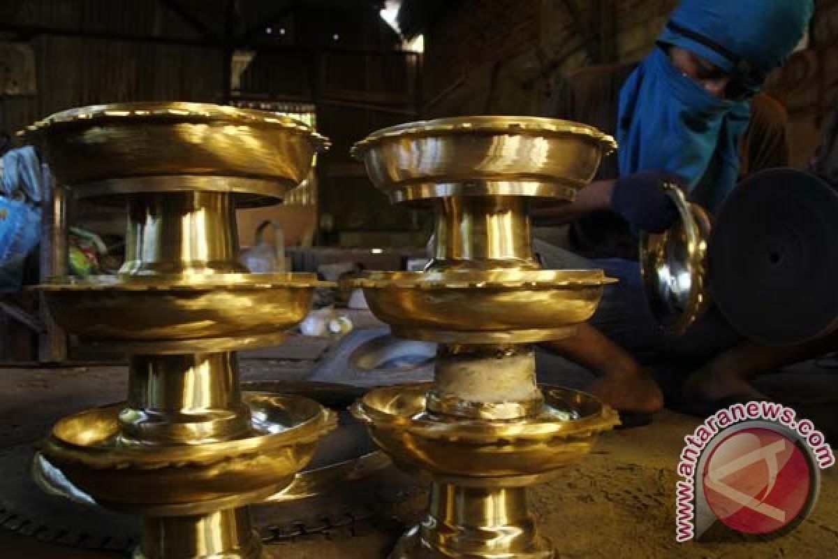 Tempayan Kuningan Khas Buton - ANTARA News
