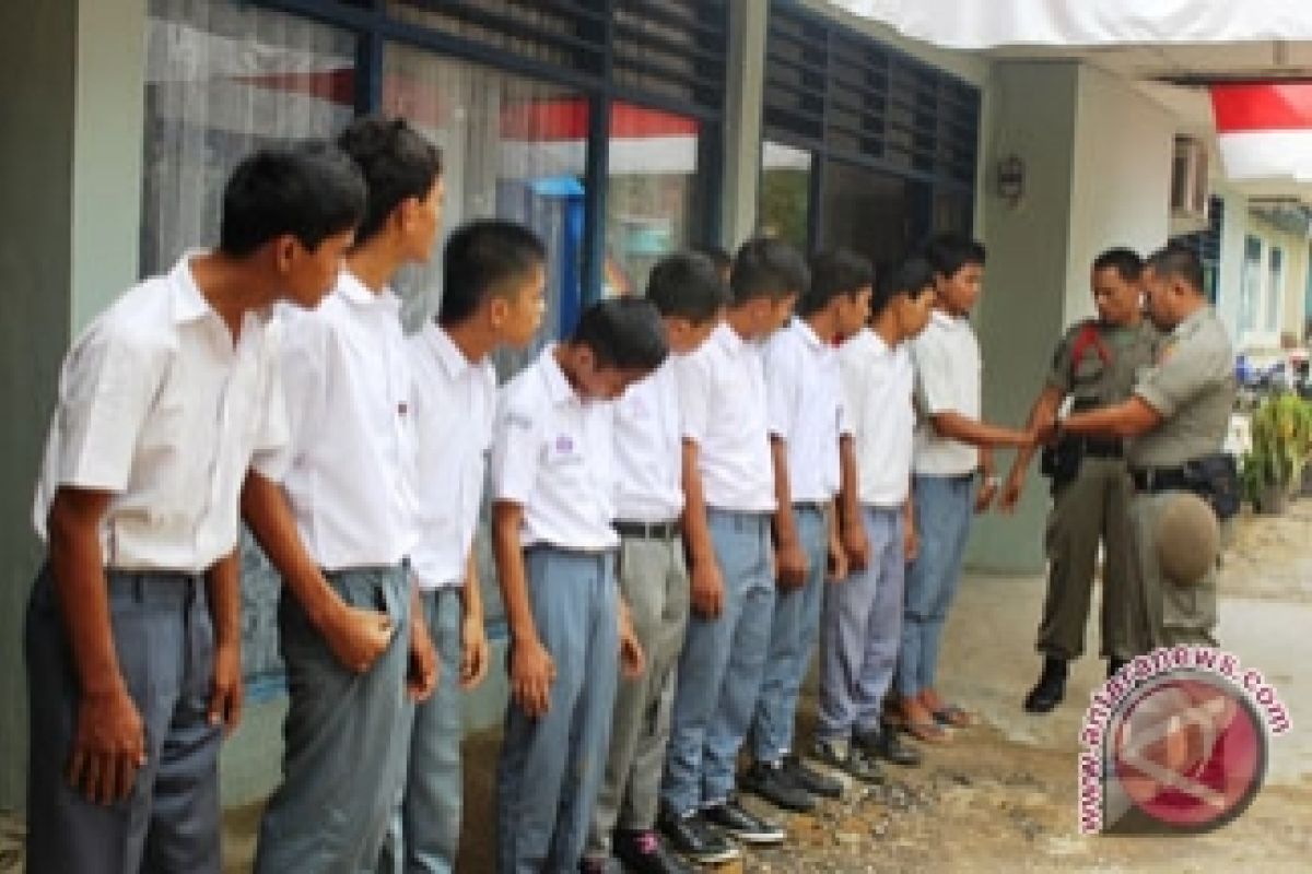 Satpol PP Jaring Sembilan Pelajar Bolos Sekolah - ANTARA News Bangka Belitung