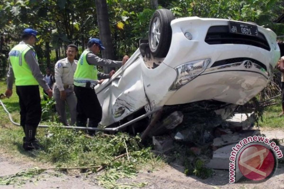 Polres Pangkalpinang Evakuasi Mobil Terbalik - ANTARA News Bangka Belitung