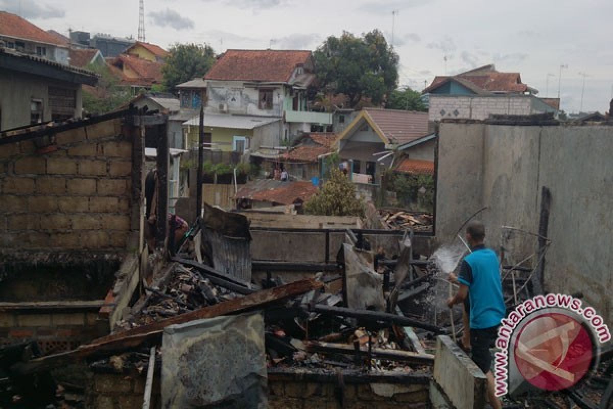 Tungku Bekas Masak Diduga Penyebab Kebakaran Rumah - ANTARA News Megapolitan