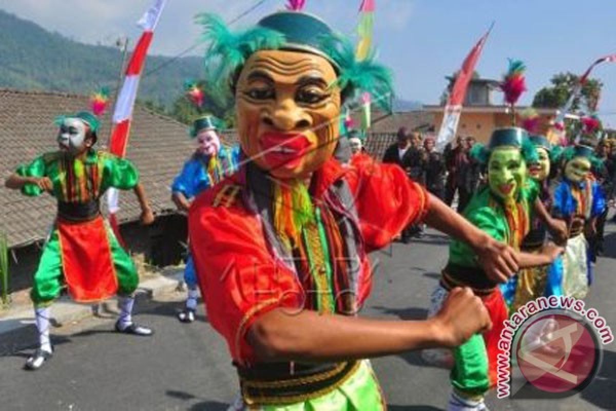 Kesenian Tari Topeng Pentoel Gecul - ANTARA News Bali