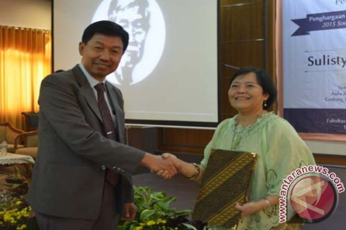 Prof Sulistyowati Terima "Soetandyo Award 2015" - ANTARA News Jawa Timur