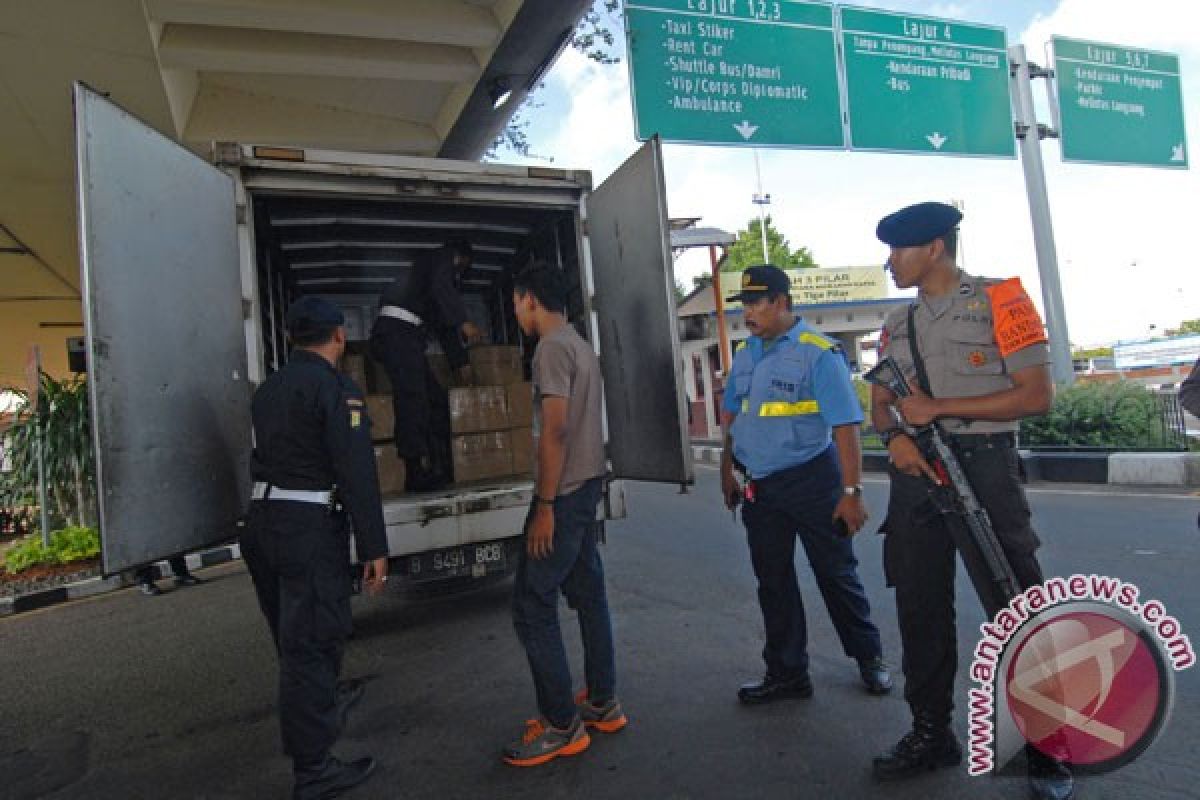 Penjagaan Pintu Masuk Bandara - ANTARA News
