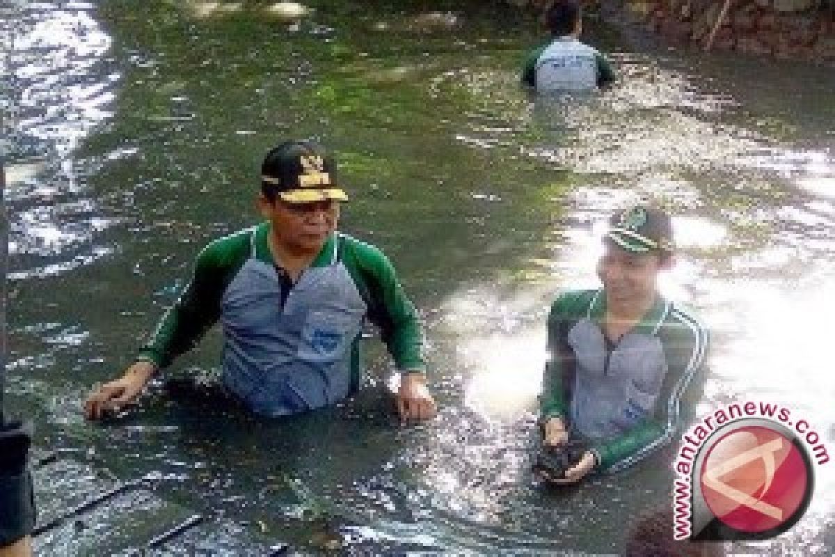 Gubernur Mencebur Ke Sungai Angkat Sampah - ANTARA News Kalimantan Selatan