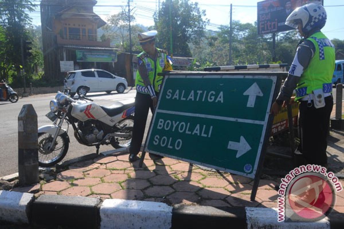 Pemasangan Rambu Lalu Lintas - ANTARA News