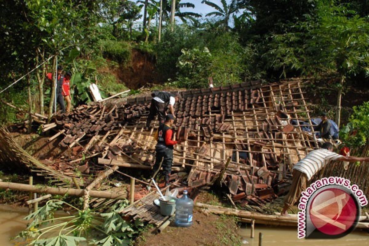 Ruang kKelas Ambruk Tertimpa Longsor di Sukabumi - ANTARA News Bangka Belitung