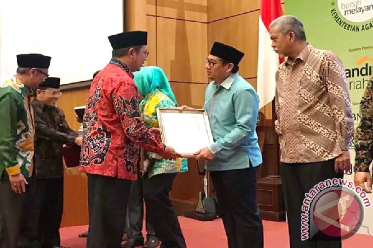 Hamim Terima Penghargaan Dari Kemenag - ANTARA News Gorontalo