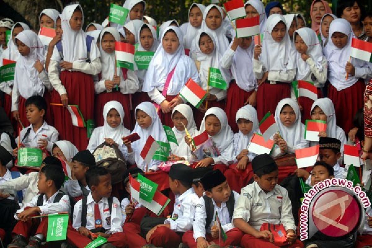 Pelukis Bogor Pamerkan Lukisan Wajah Raja Salman - ANTARA News Bangka ...