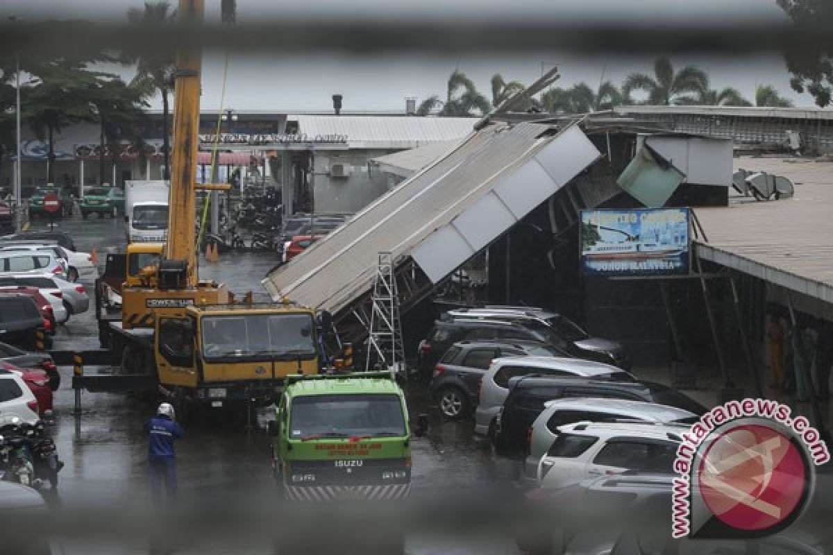 Atap Pelabuhan Internasional Roboh - ANTARA News
