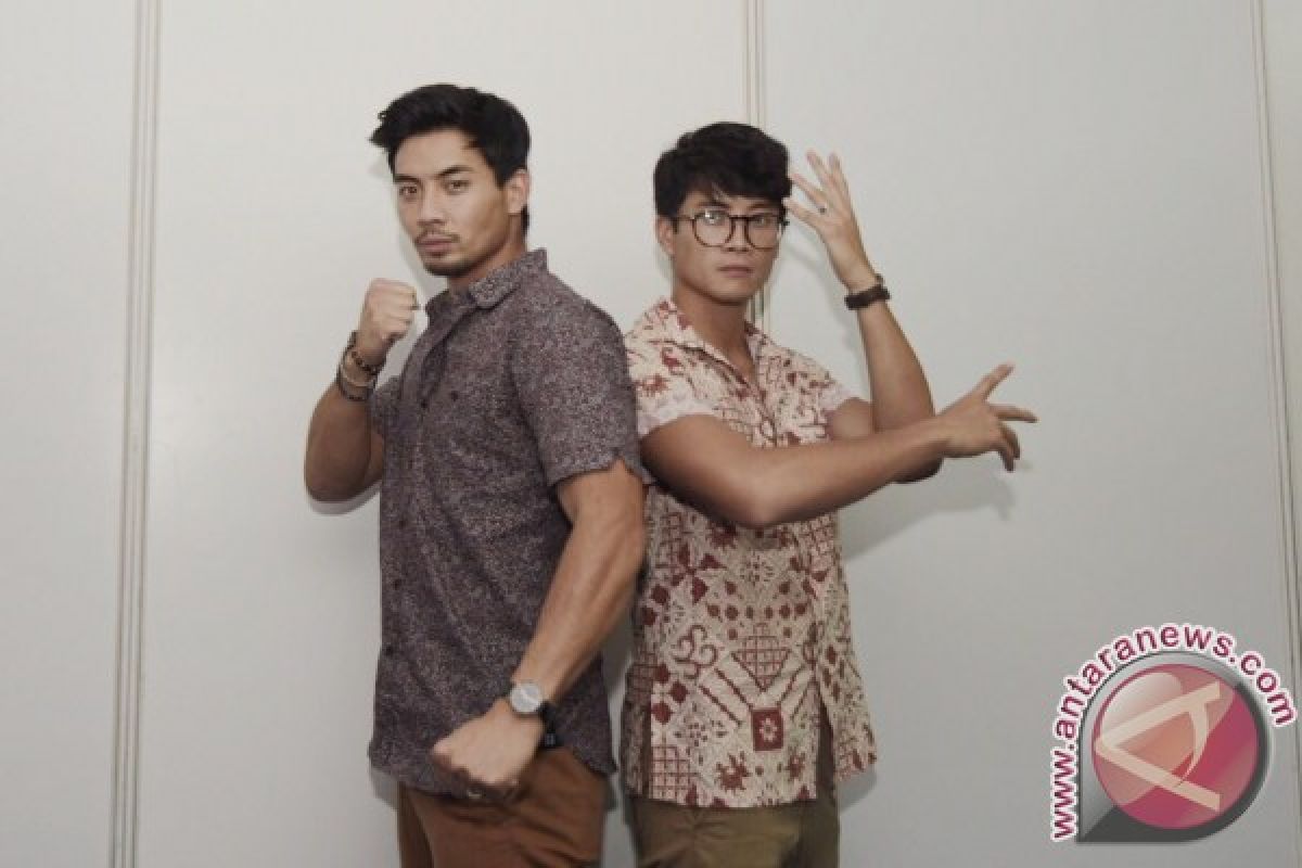 Duo power ranger biru, Yoshi dan Peter Sudarso bangga berbatik ria ...