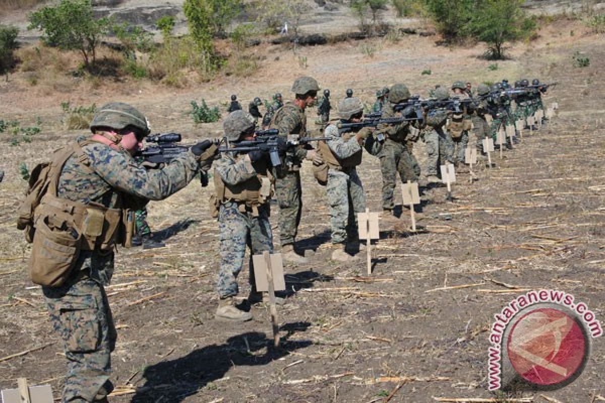 Latihan Menembak Senapan - ANTARA News