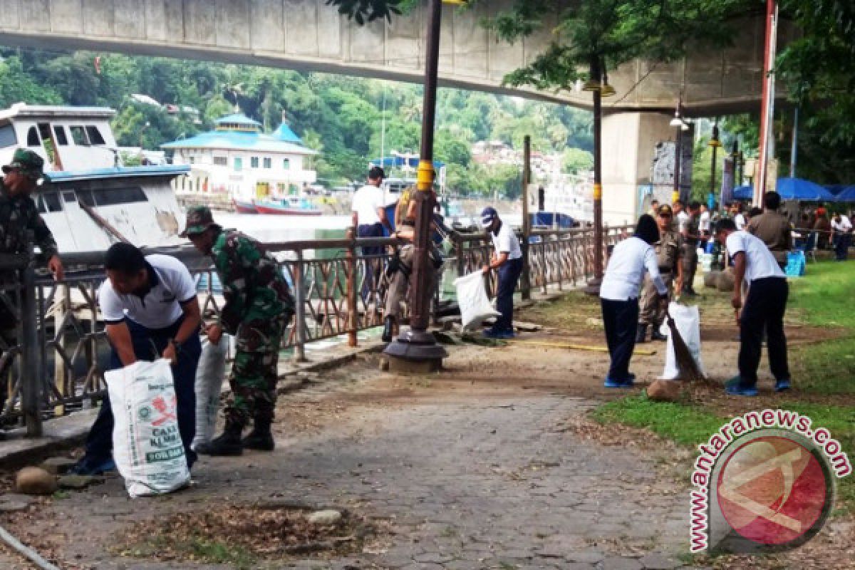 Peringati HUT TNI, Lantamal Gelar Aksi Bersih-Bersih Pantai Padang - ANTARA Sumbar