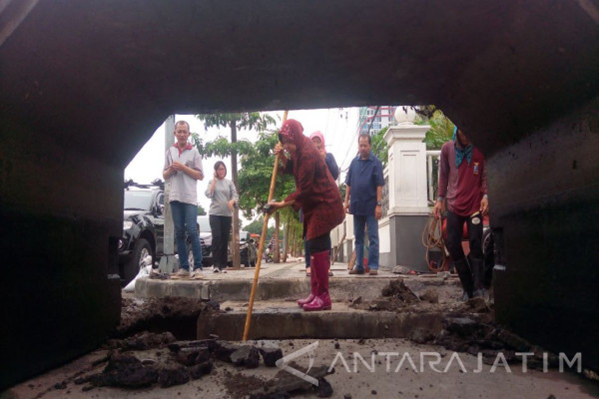 Risma : Penyebab Banjir di Surabaya Adalah Tumpukan Sampah - ANTARA News Jawa Timur