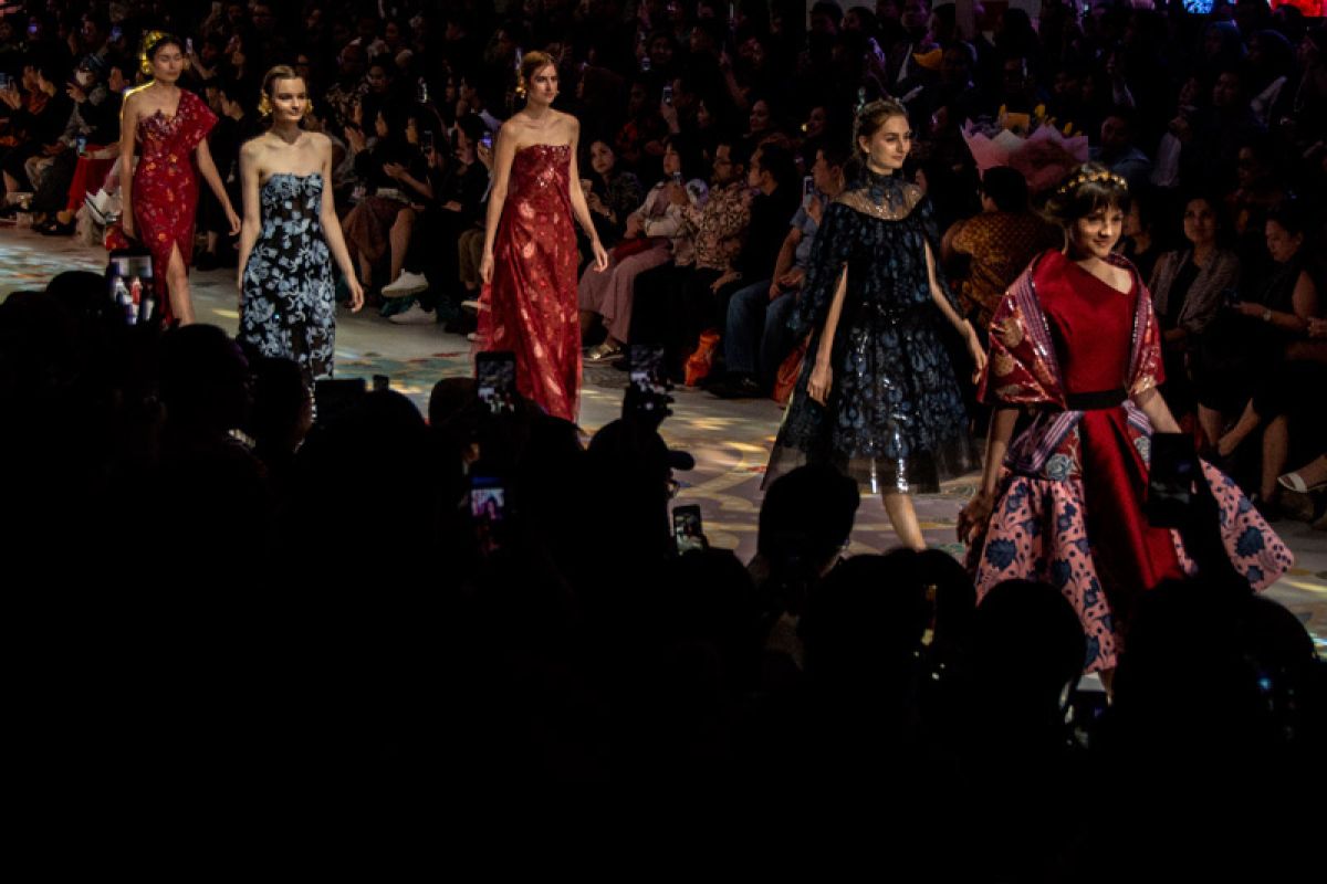 Foto kemarin: Puncak peragaan busana JFFF ke-15 - ANTARA News