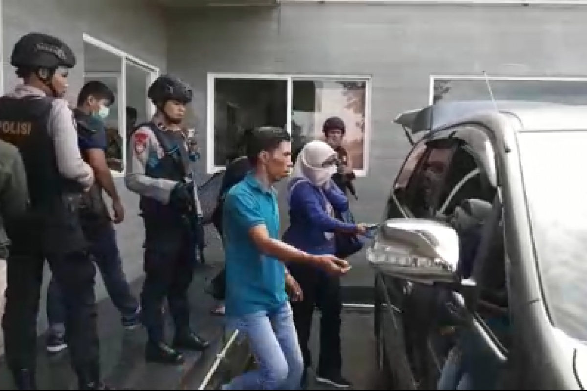 KPK geledah kantor PT Sumber Swarnanusa di Jambi - ANTARA News Jambi KPK geledah kantor PT Sumber Swarnanusa di Jambi - ANTARA News Jambi
