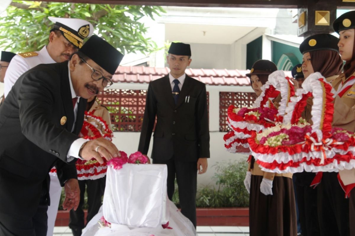 Gubernur Jatim Tabur Bunga Makam Dr Soetomo - ANTARA News Jawa Timur