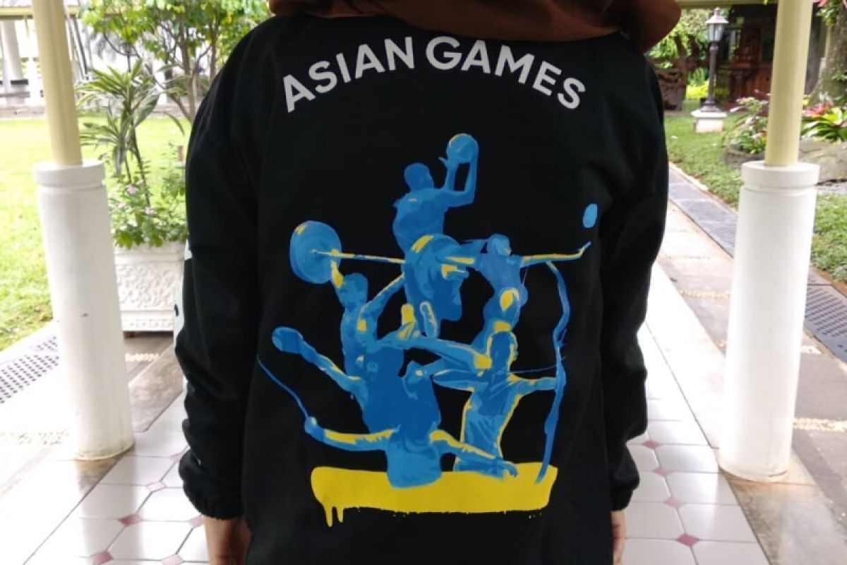 Jokowi bagikan jaket edisi terbatas Asian Games untuk wartawan - ANTARA ...