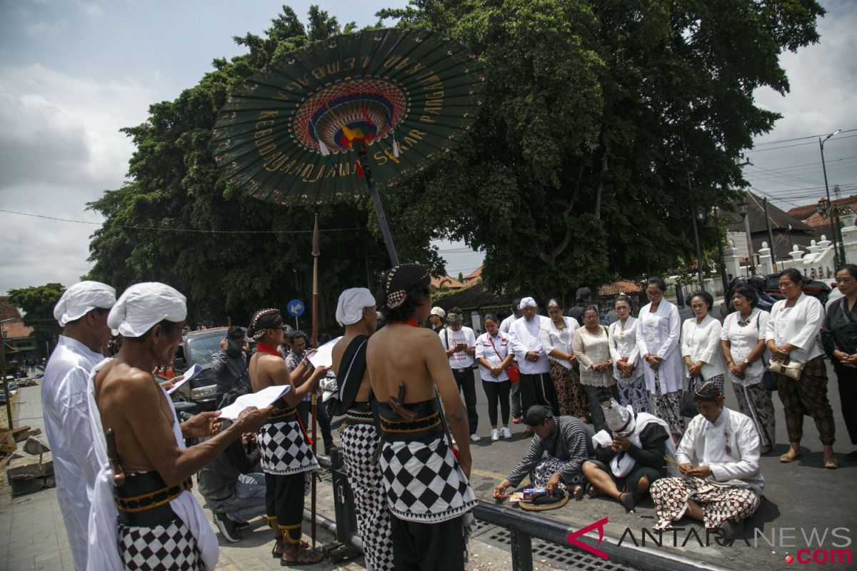 Protes Perusakan Upacara Labuhan di Yogyakarta - ANTARA News