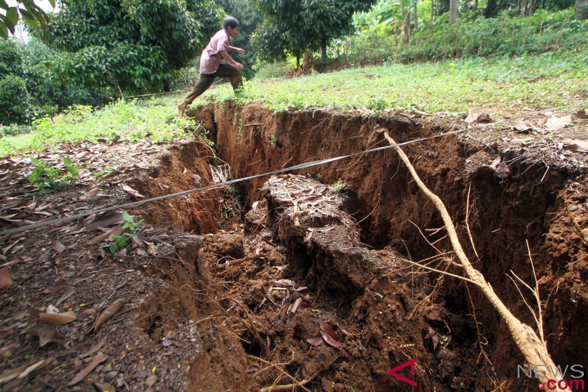 Tanah Terbelah di Bogor - ANTARA News