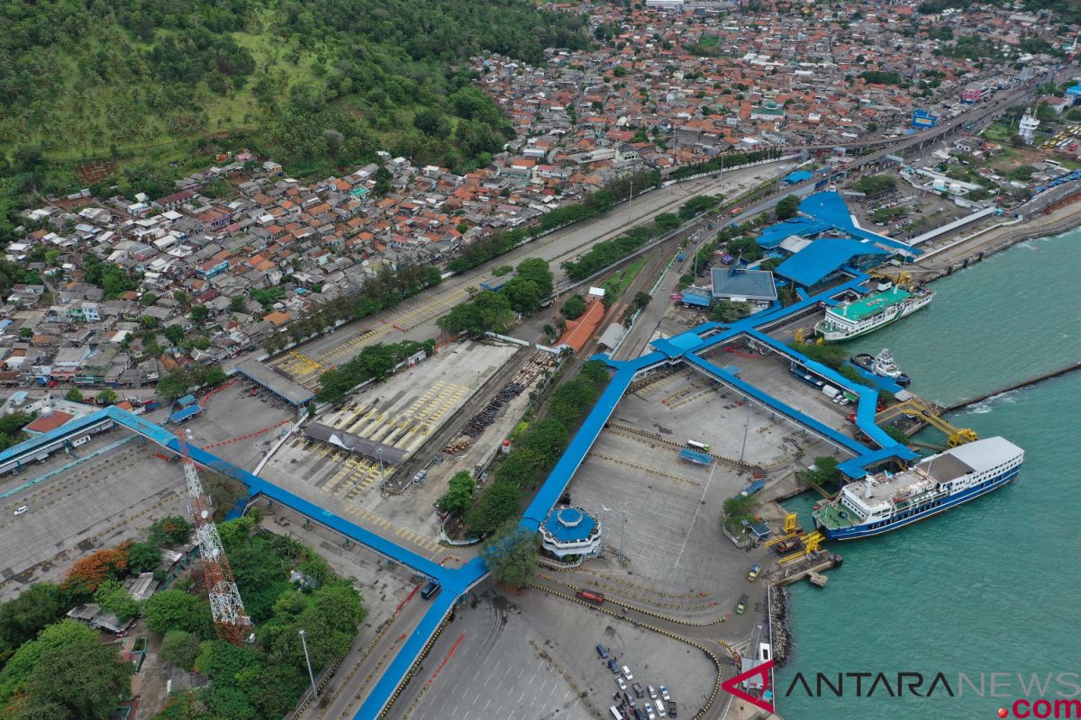 Arus Penumpang dan Kendaraan di Pelabuhan Merak - ANTARA News