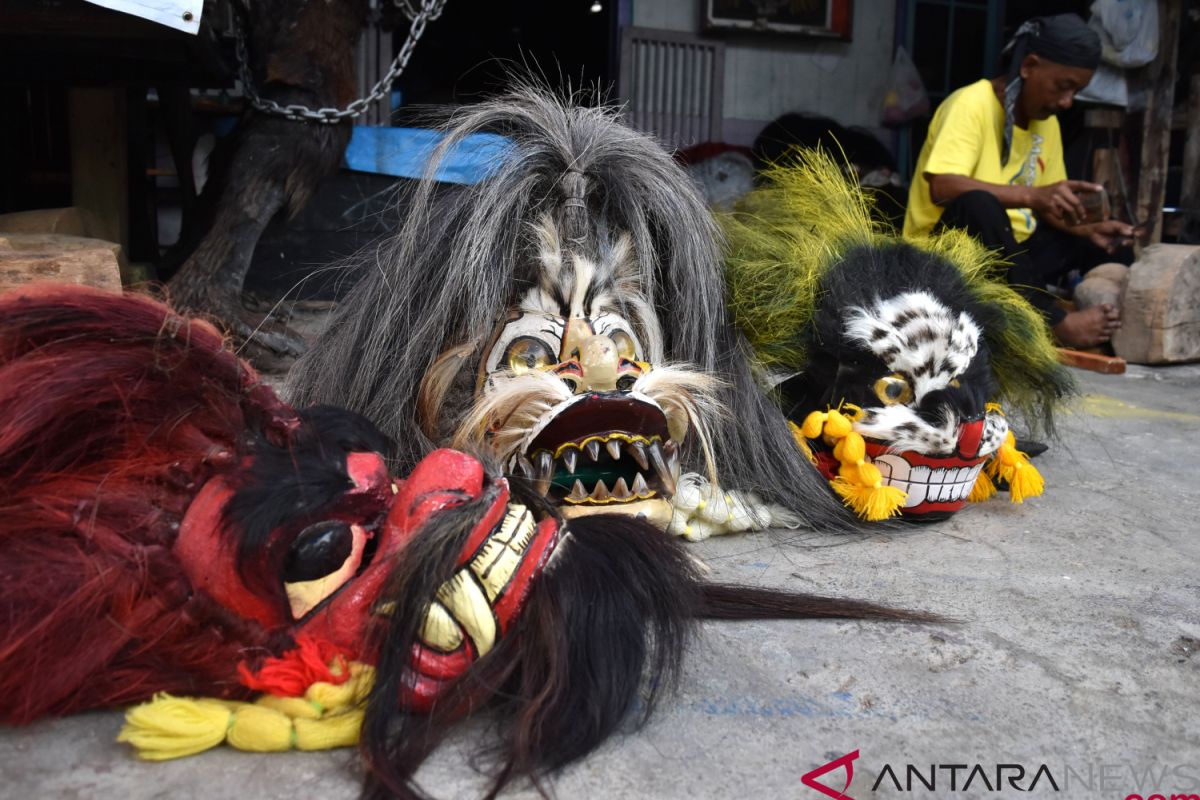 Kerajinan kesenian tradisional topeng barongan - ANTARA News
