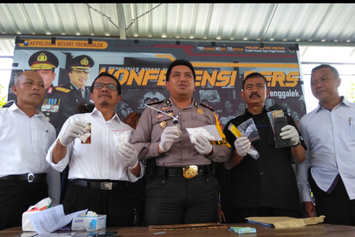 Polisi Tangkap Komplotan Pengedar Narkoba di Trenggalek - ANTARA News Jawa Timur
