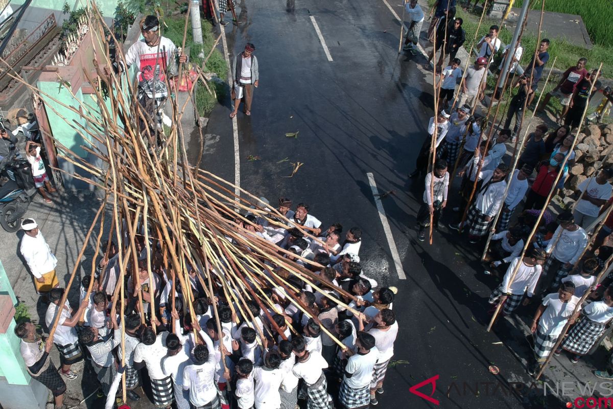 Tradisi Mekotek di Bali - ANTARA News