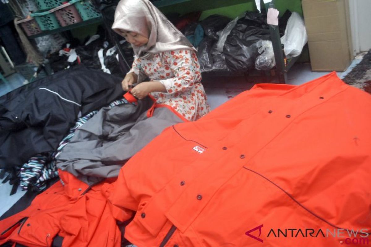 Begini cara cuci jas hujan tanpa merusak daya anti-air - ANTARA News ...